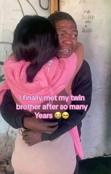 A Heartwarming Reunion: Twin Siblings Reunite After Years of Separation ...