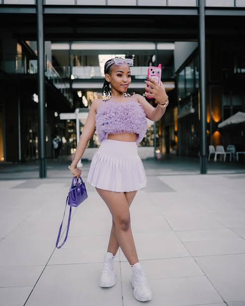 Zee Nxumalo Runs Offstage After Fan’s Unexpected Stage Jump - Latest News